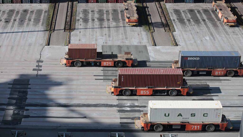 Transloading for Shipping: What It Is and Why It’s Used in Logistics