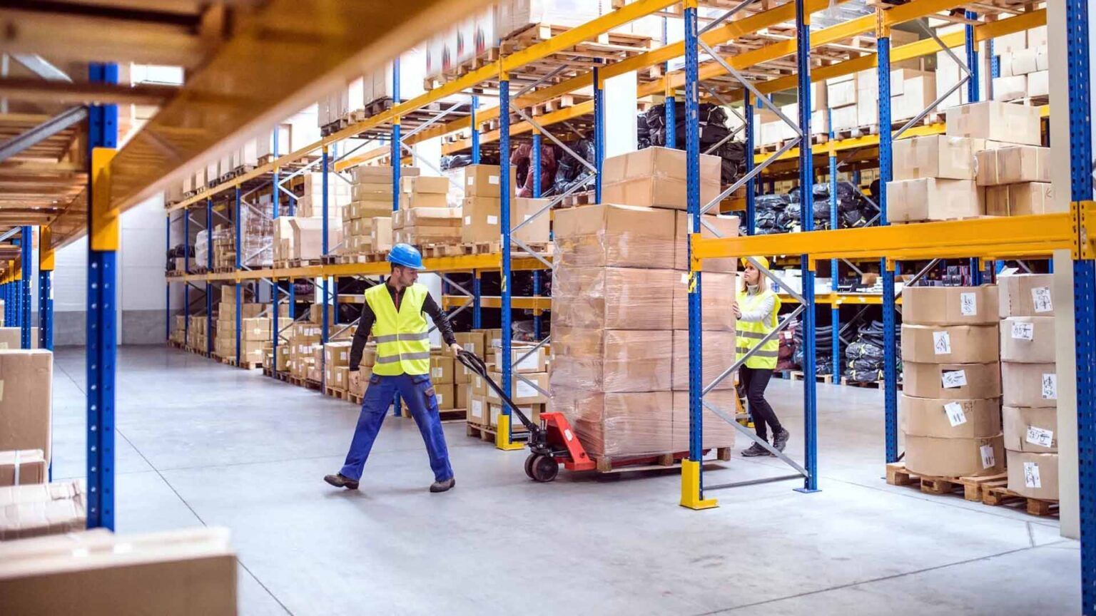 What is a Retail Warehouse? Benefits, Challenges & Solutions